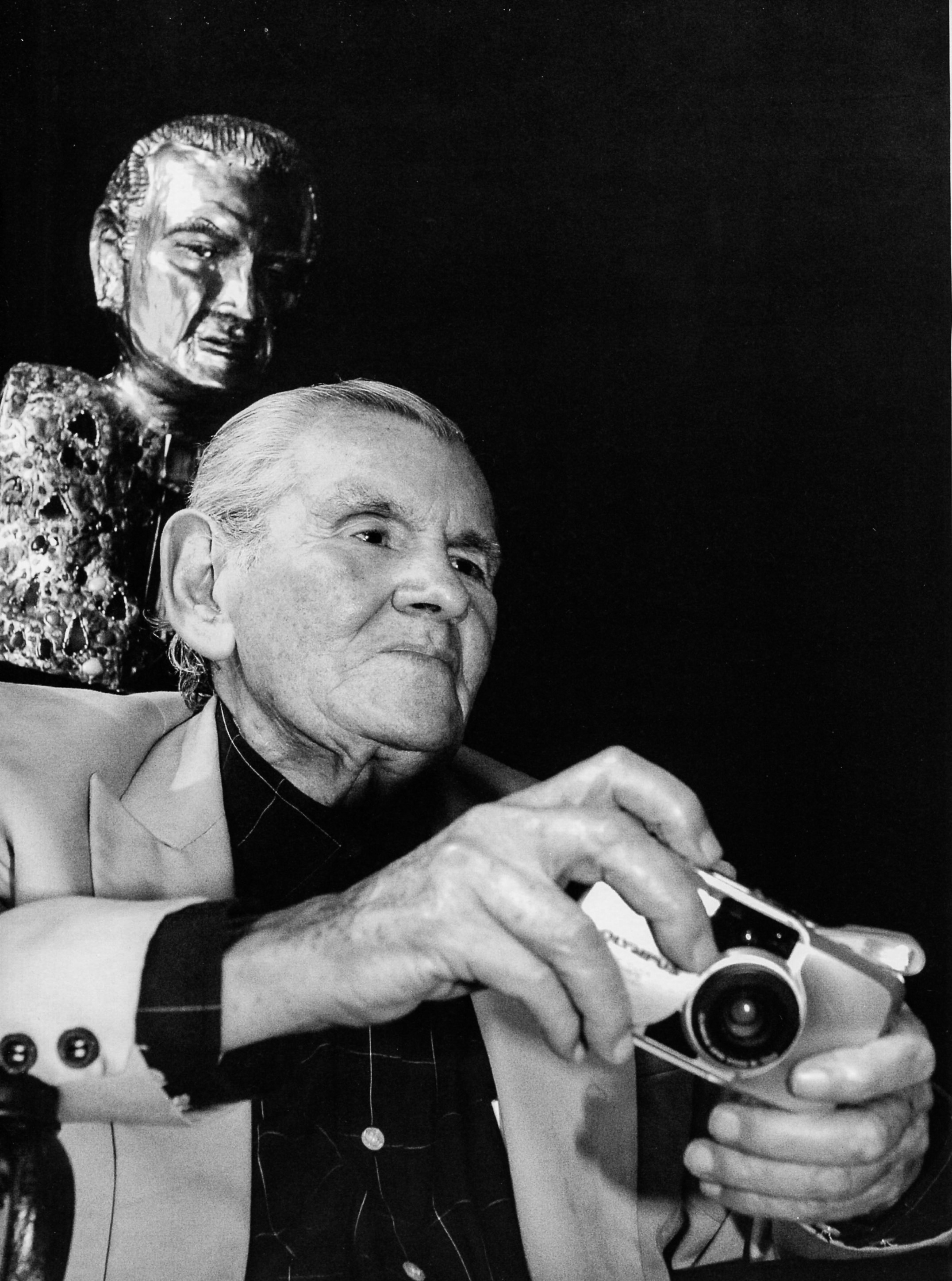 hector_garcia_junto_a_su_busto_galeria_casa_de_la_cultura_delegacion ...