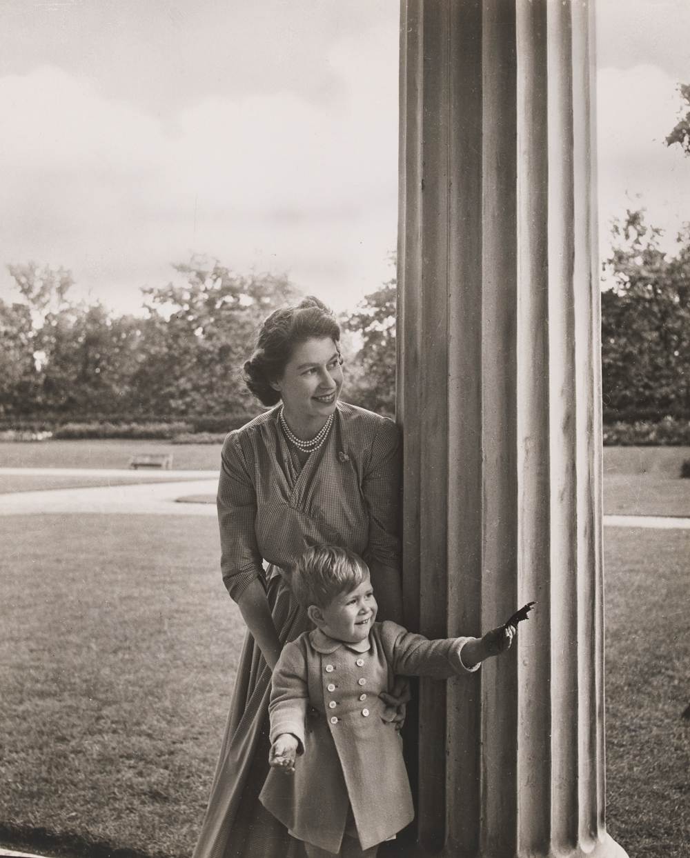 cecil_beaton_princess_elizabeth_and_prince_charles | Oscar en Fotos
